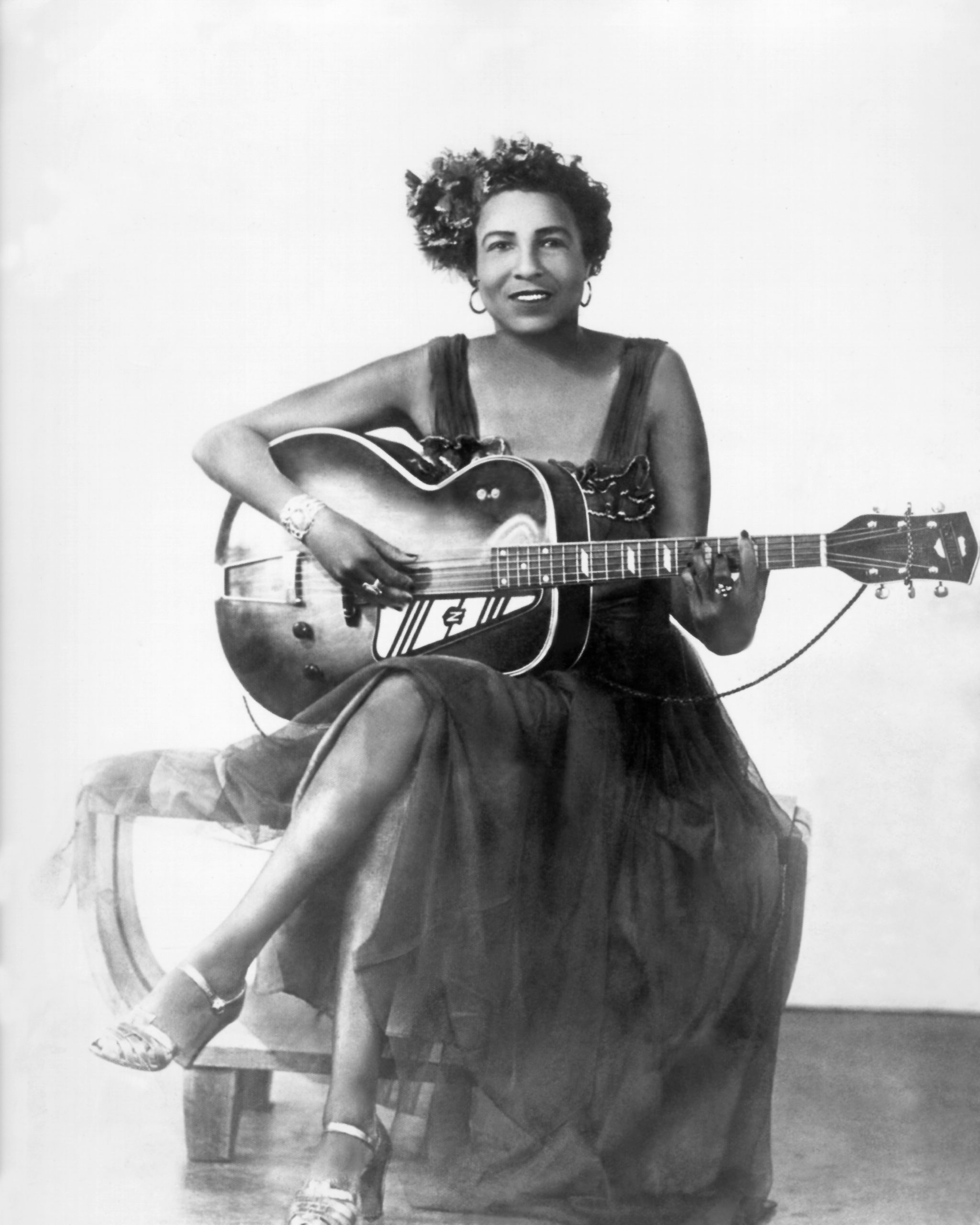 Dr. Molly Miller: Pioneering Women of The Guitar - Model Citizens